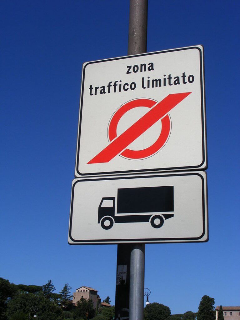800px-Zona_Traffico_Limitato_(Italy)_-_road_sign_with_truck - Mordus d ...